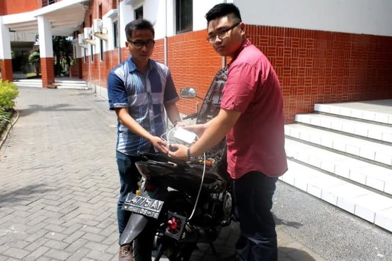 Mantap. Mahasiswa ini Mampu Manfaatkan Gas Buang Motor Jadi Listrik