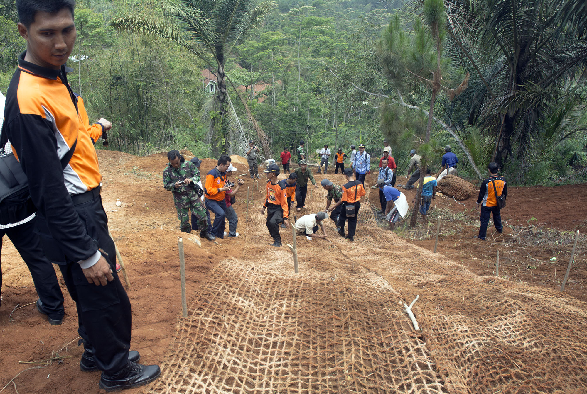 Perpaduan Anyaman Sabut Kelapa dan Rumput Akar Wangi untuk Penahan Erosi
