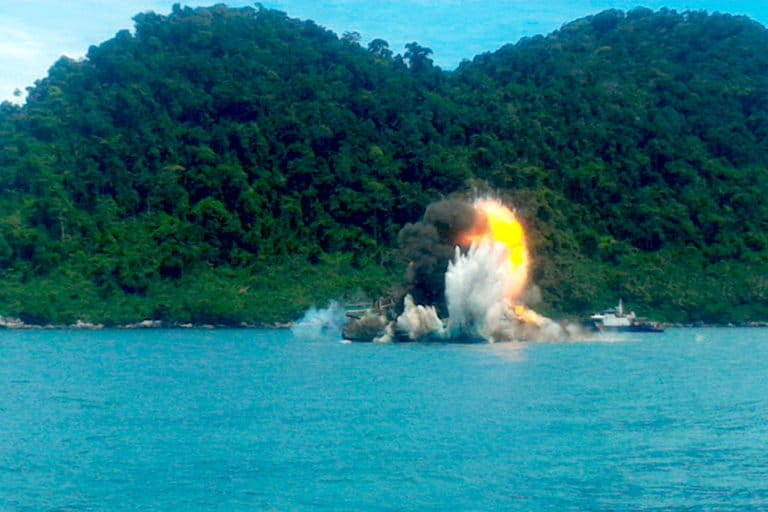 Dum! Delapan Kapal Asing Pencuri Ikan Dihancurkan di Perairan Pulau Datuk