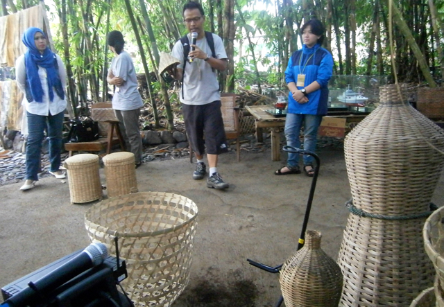 Dorong Cintai Desa, Berikut Aksi Keren Singgih (Bagian 2)