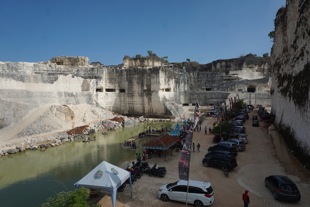 Asyiknya Berenang di Bekas Area Tambang Ini