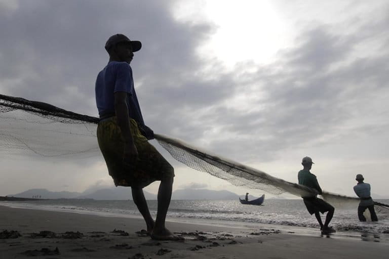 Wajah Galau Nelayan Kalbar Saat Diminta Gunakan Alat Tangkap Baru