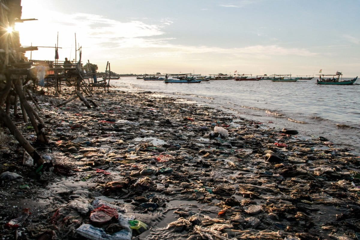 Hari Laut Sedunia, Sampah Padati Kawasan Tuban Pesisir Utara