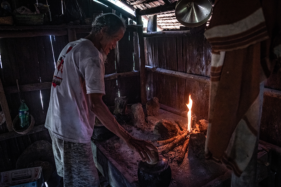 Di Hutan, Perempuan Suku Mapur Bahagia