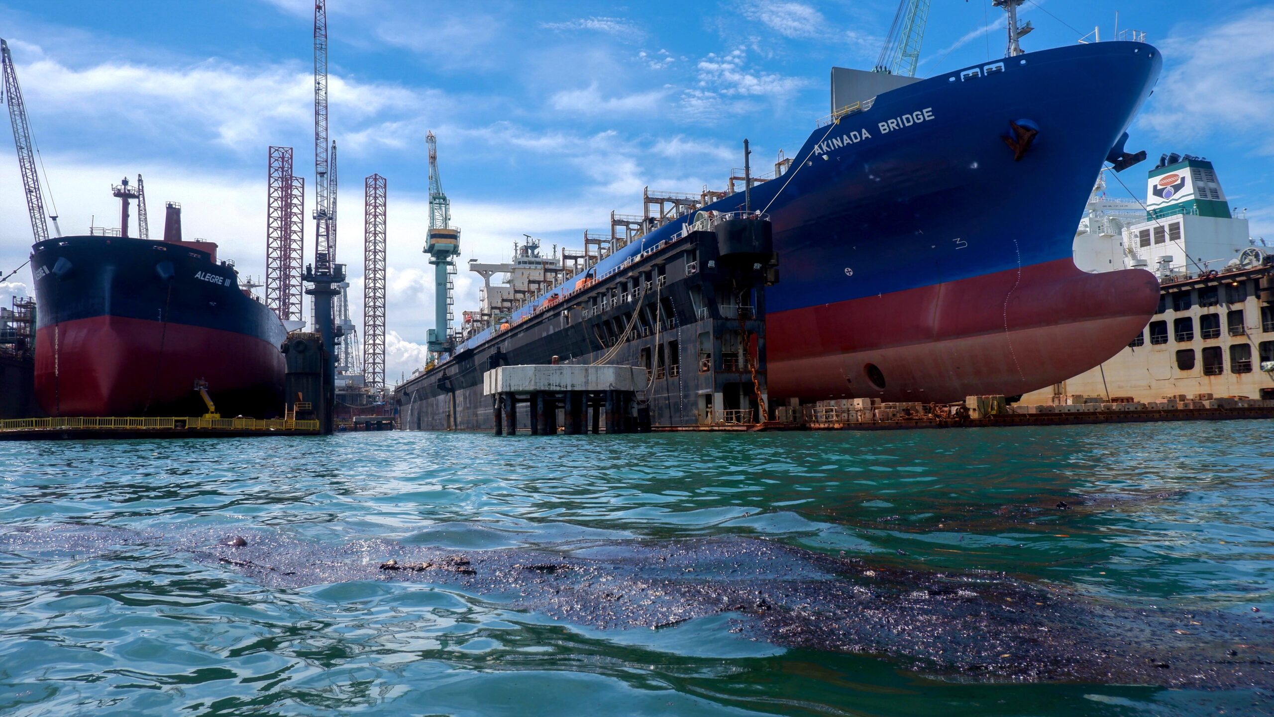 Tumpahan Minyak Hitam Kembali Cemari Laut Batam, Siapa Pelakunya?