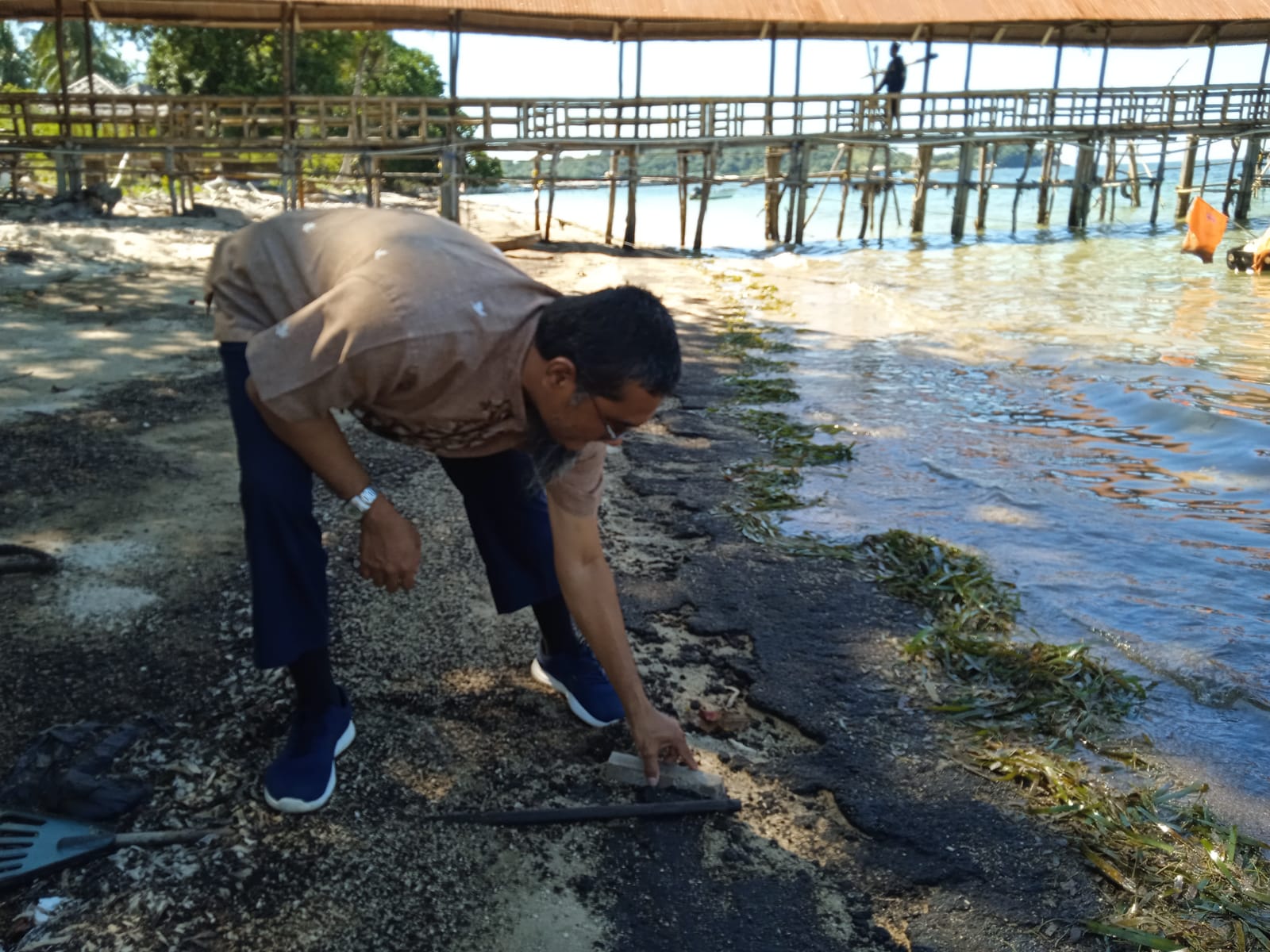 Tak Ada Solusi: Minyak Hitam Kembali Cemari Laut Bintan, Ekosistem Rusak