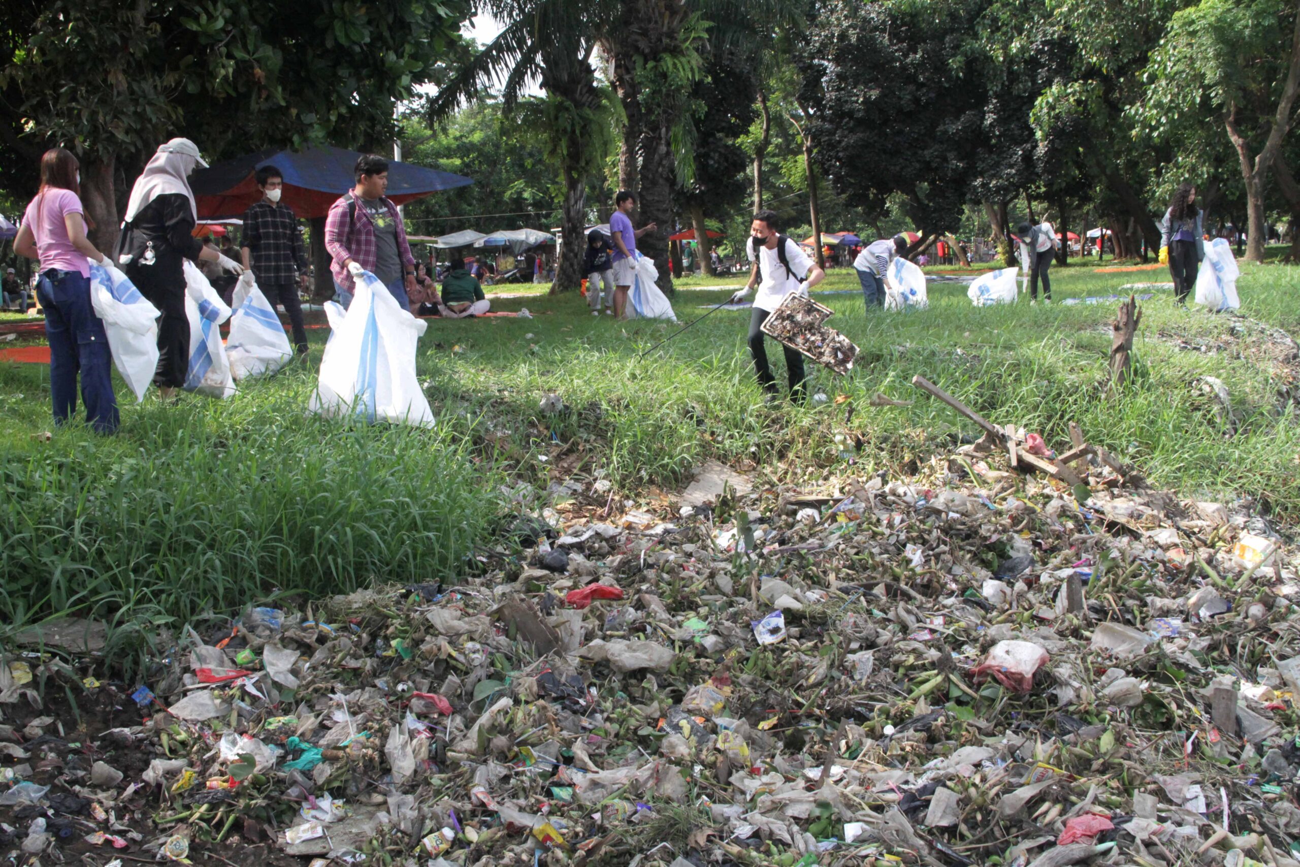 Aksi Pungut Sampah, Upaya Anak Muda Tumbuhkan Kesadaran Lingkungan