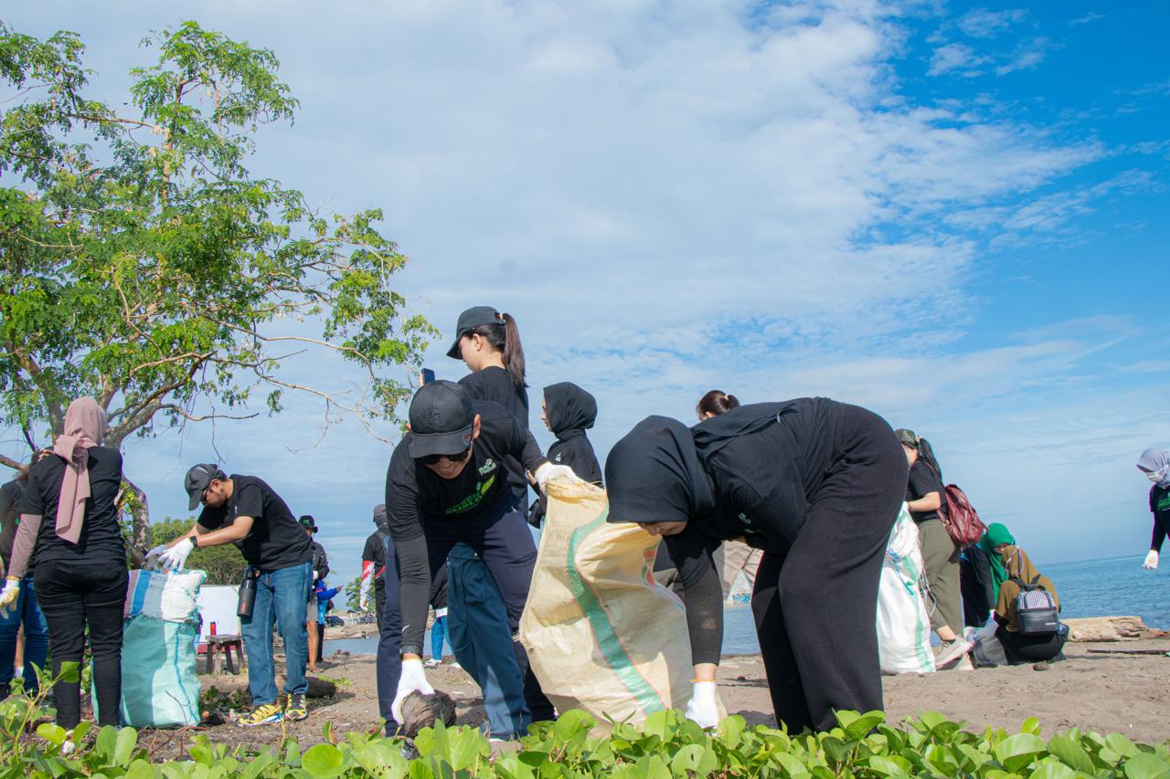 Generasi Muda Makassar Bersih Pantai Layar Putih di Hari Lingkungan Hidup