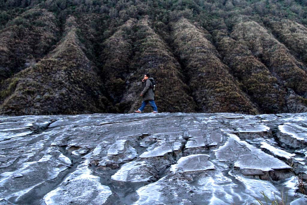 Fenomena Embun Beku Kembali Melanda Gunung Bromo dan Semeru