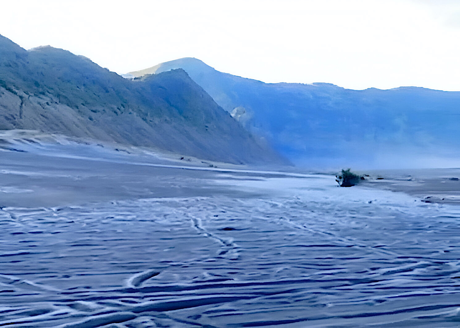 Fenomena Embun Beku Kembali Melanda Gunung Bromo dan Semeru