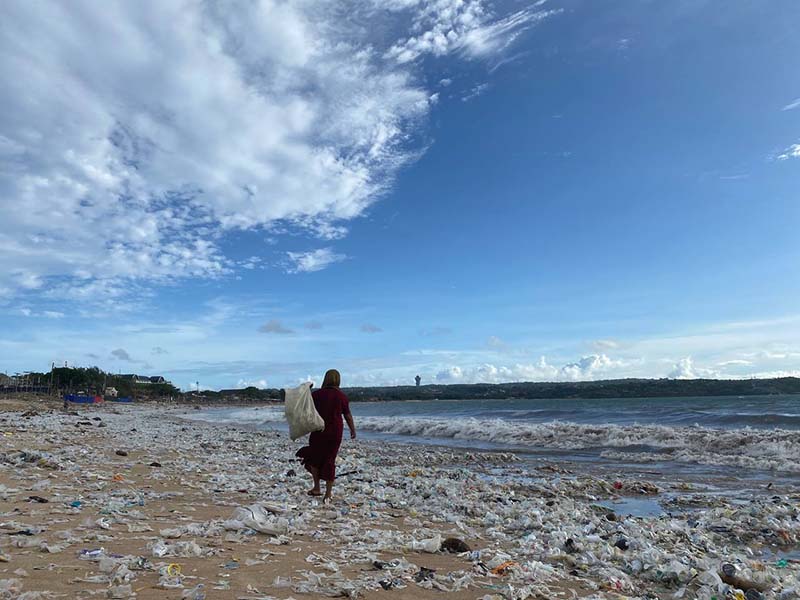 Pantai Bali Penuh Sampah Plastik dan Kayu, Mengapa?