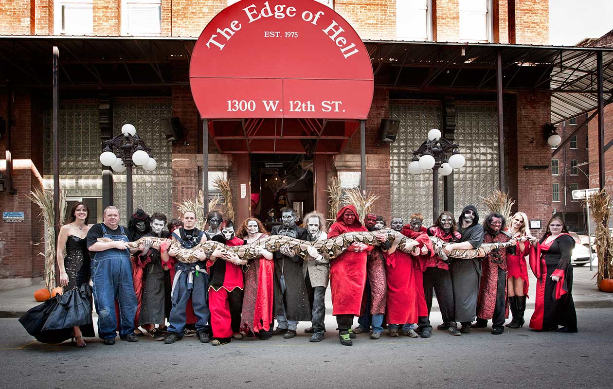 Medusa, Ular Sanca Kembang Raksasa 7,67 Meter yang Jadi Ular Terpanjang ...